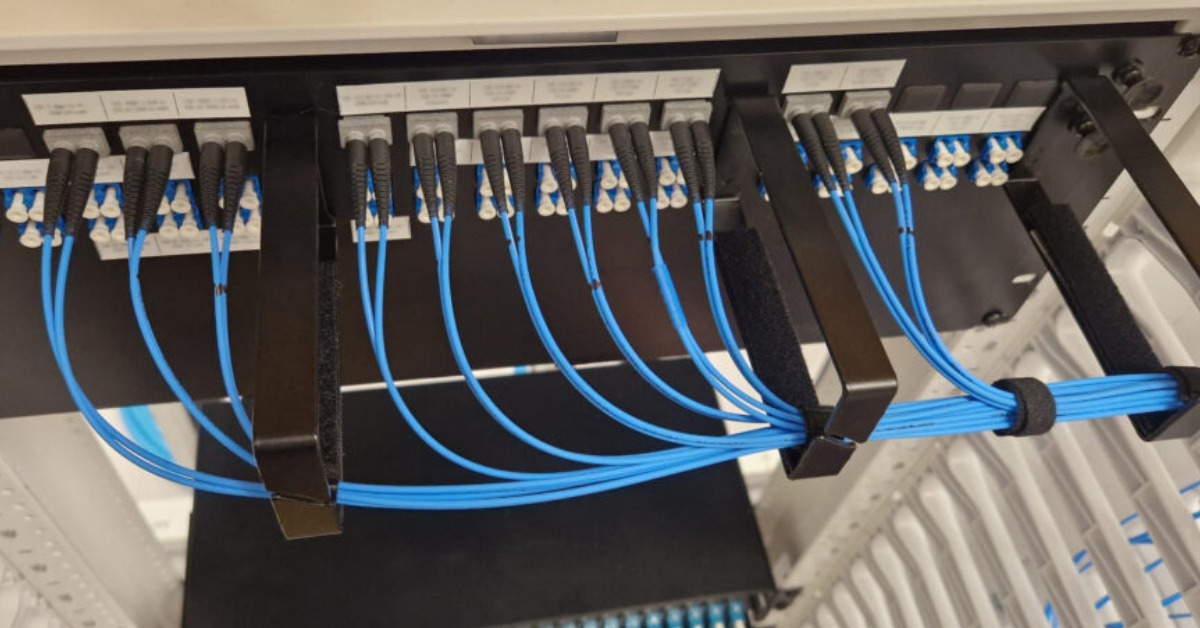 「光ファイバーはもう古い」 Microsoftが実運用する「2025年最優秀発明」のデータセンター網技術：銅線は「単一ラック内」で短い - ＠IT