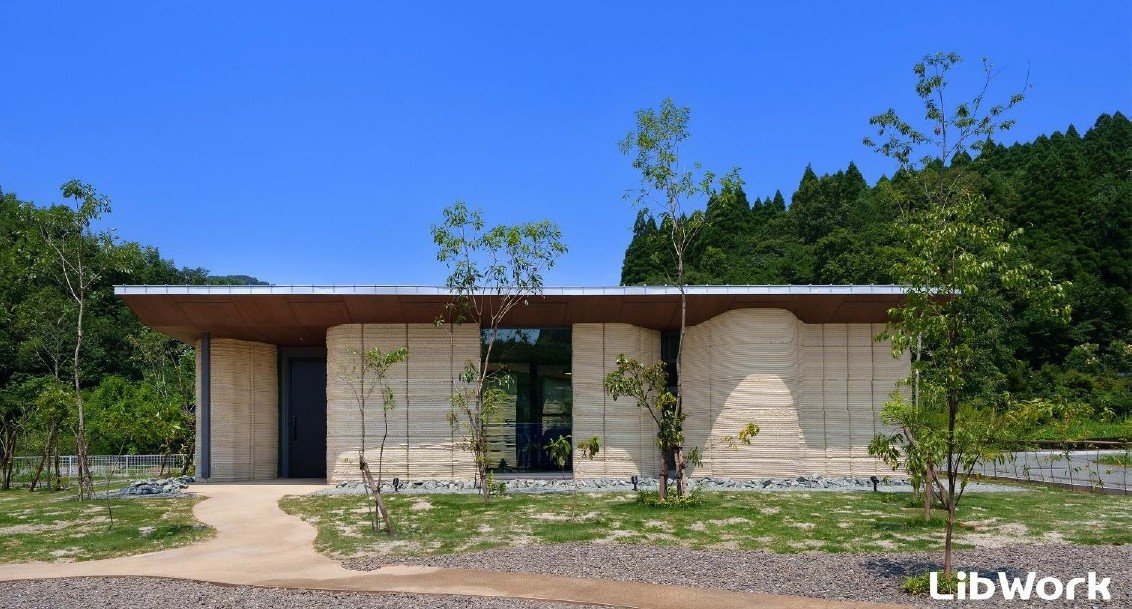 土が主原料の3Dプリンタ住宅が完成、AI活用で完全自動建設目指す Lib Work (l_yk20250722_built_libwork_001.jpg) - BUILT