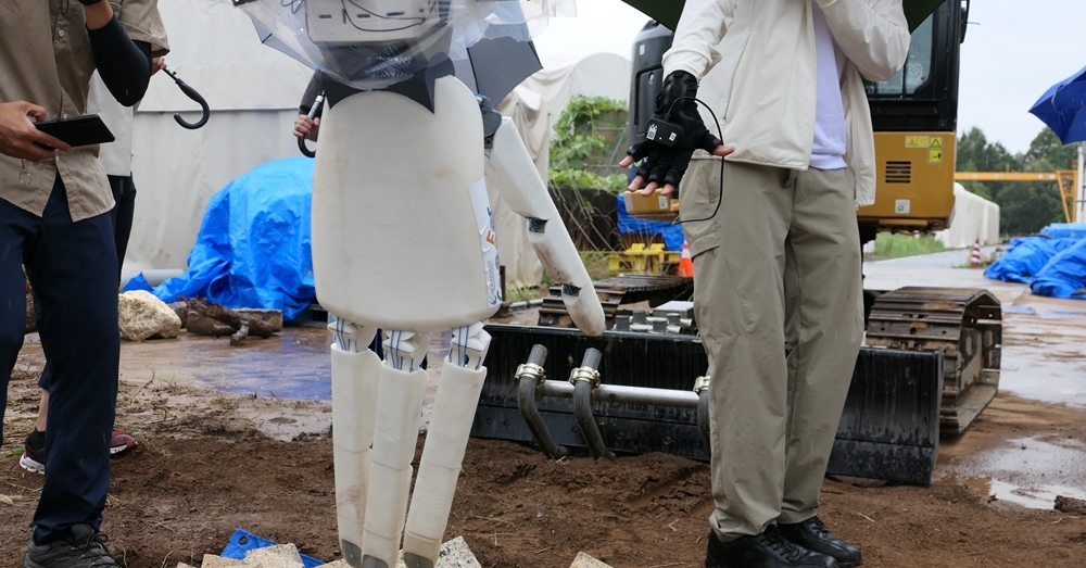 熊谷組らがチューリッヒ工科大学と開発した「巨大ロボットハンド」公開 奈良先端大の「自動掘削AI」も披露：無人化施工（1/4 ページ） - BUILT