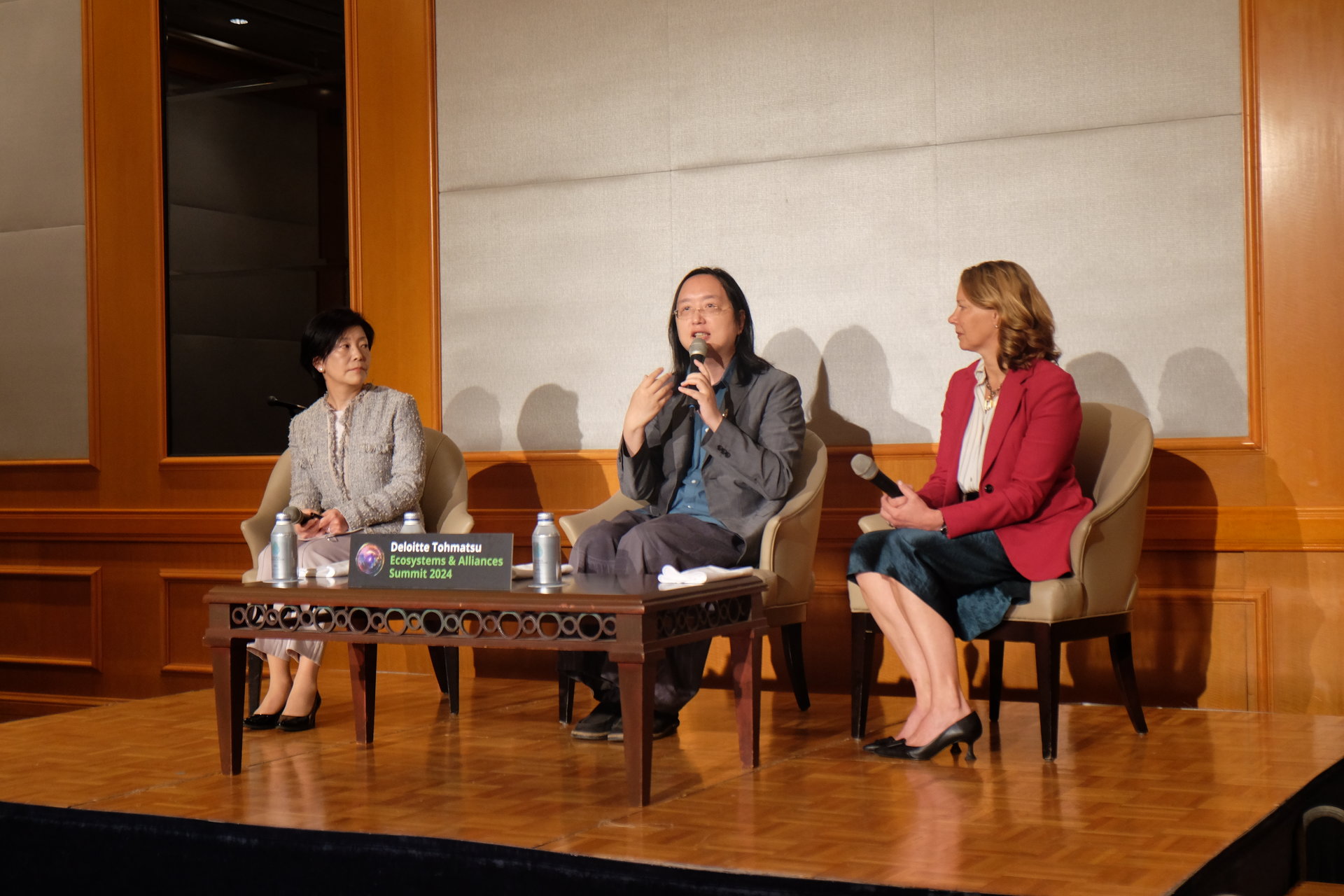 オードリー・タン氏に聞く「どうしたらテクノロジーは人を幸せにできるの？」 (l_dk_ko11.jpg) - ITmedia ビジネスオンライン