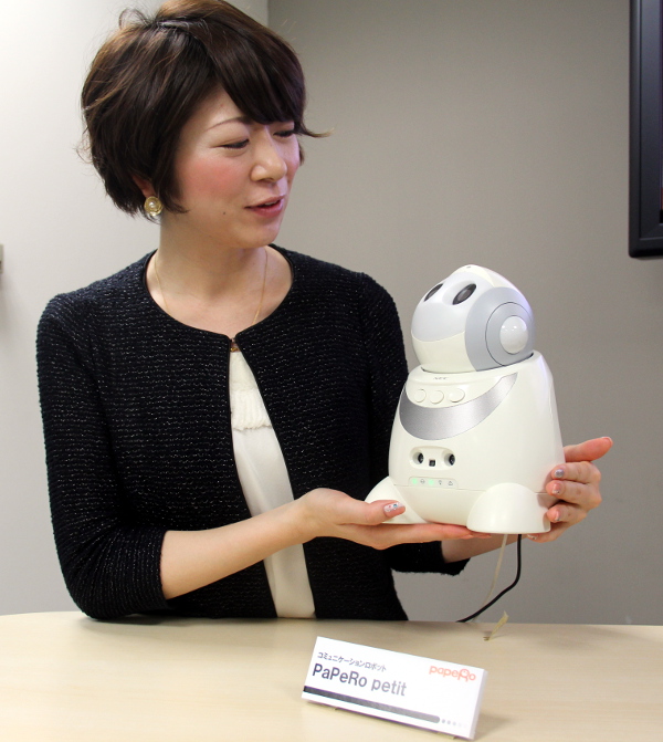 一般家庭にロボットを――NEC、クラウド連携ロボ「PaPeRo」事業を本格化 - ITmedia エンタープライズ