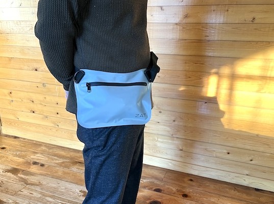 ワークマンで買った防水の「ZAT 3WAYサコッシュ」を使ってみた アウトドアや旅行に使える高コスパアイテム（1/2 ページ） - Fav-Log by ITmedia