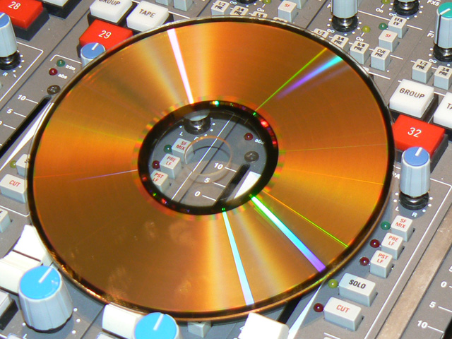 ガラスと純金で作られた“最高品位ガラスCD”、1枚18万円で登場 - ITmedia NEWS