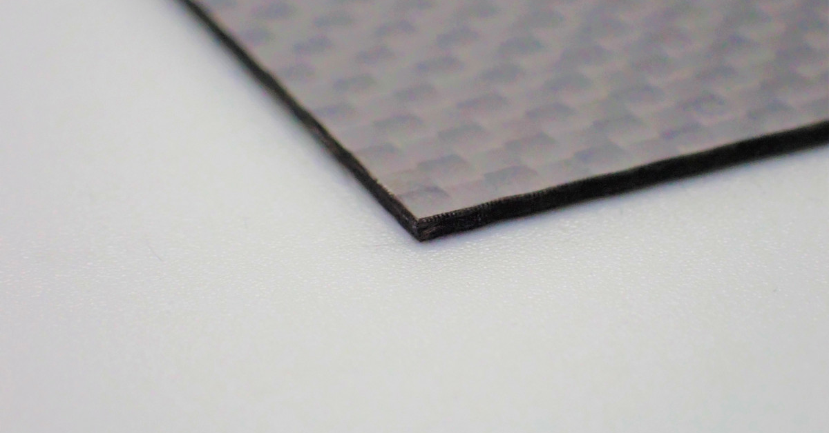 JIMTOF2022で実演、CFRP加工の品質と生産性を両立する三菱電機の3次元加工機：CFRP切断用3次元レーザー加工機 - MONOist