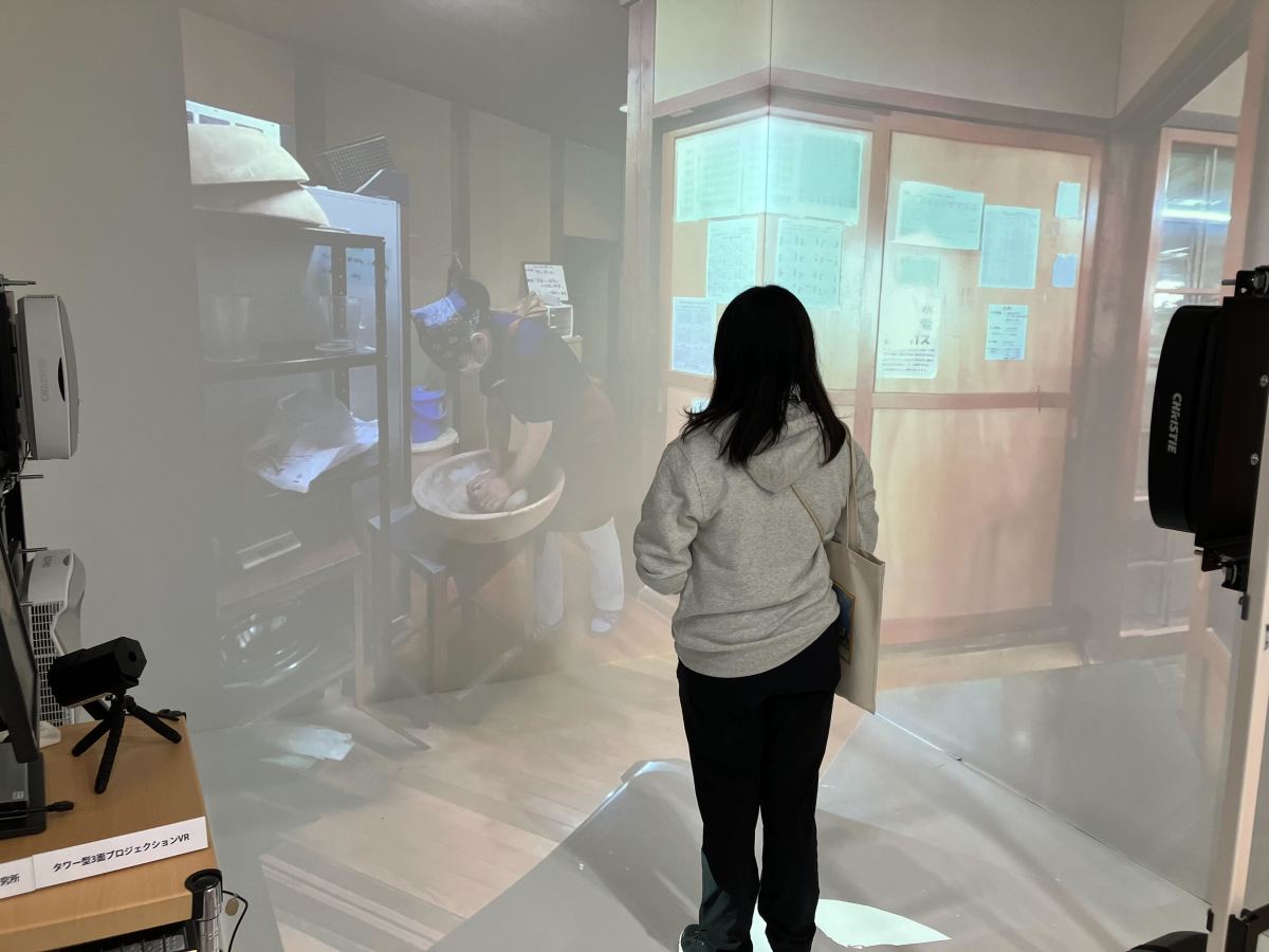 プロジェクションVRで映像と音声に加え香りも体感、NECのイマーシブ・コマース：リテールテックJAPAN 2025 - MONOist