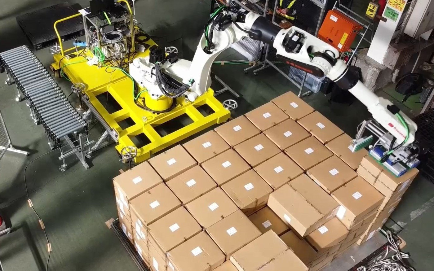川重の8軸ロボットで航空貨物デパレタイズ自動化、3DAIカメラ活用：物流のスマート化 - MONOist