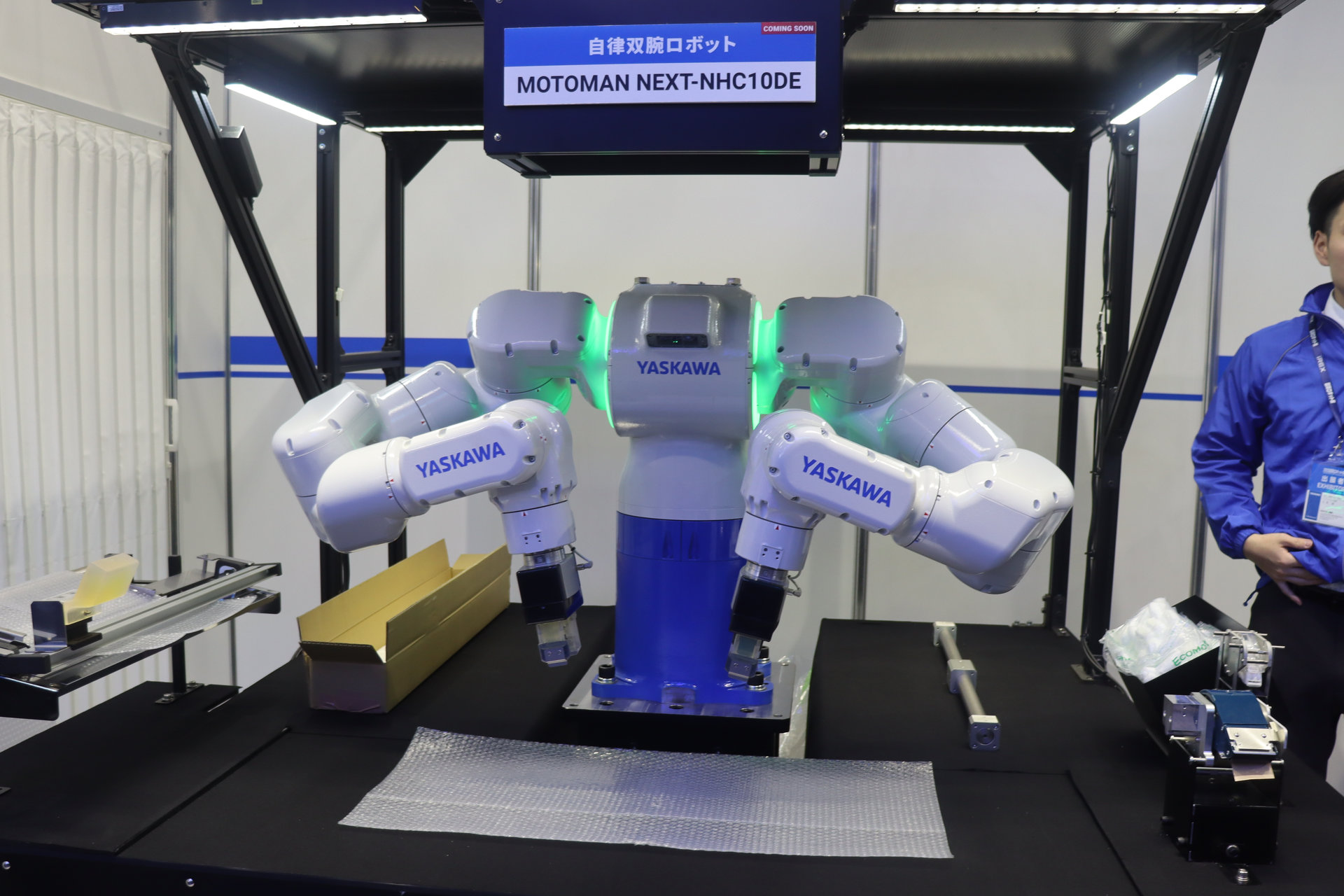 安川電機が新たに自律双腕ロボット、人の動作を模倣“丁寧に確かに”箱詰め：2025国際ロボット展 - MONOist