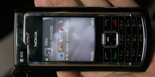 デザインに注力したスタイリッシュモデル「N72」 - ITmedia Mobile