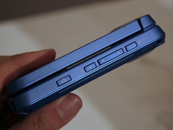 目指したのは、多機能で薄い“手帳のような”携帯──「W44T」：開発者に聞く「W44T」（デザイン編）（1/2 ページ） - ITmedia Mobile