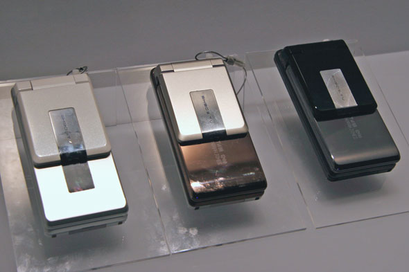 写真で解説する“AQUOSケータイ”「SH903iTV」 - ITmedia Mobile