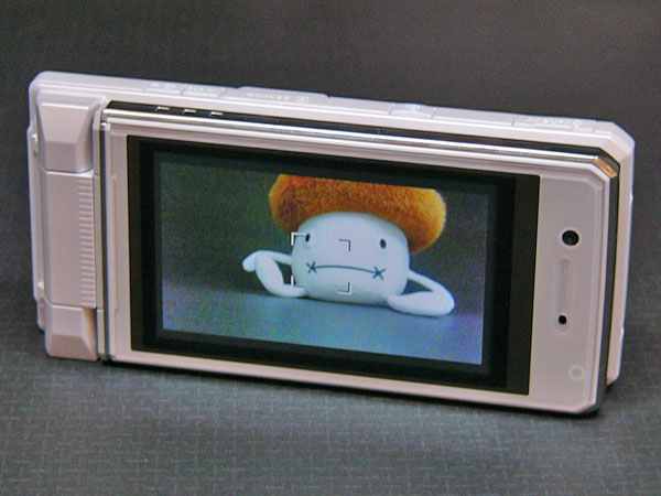 ディスプレイを表にして端末を閉じると常にカメラが起動するのか──「SH903i」：903iの“ここ”が知りたい「SH903i」編（1） - ITmedia Mobile