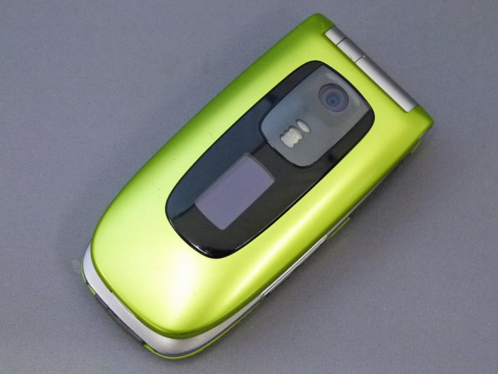 新型指紋センサーを搭載 斬新なカラーも魅力の「FOMA F900i」（懐かしのケータイ） - ITmedia Mobile