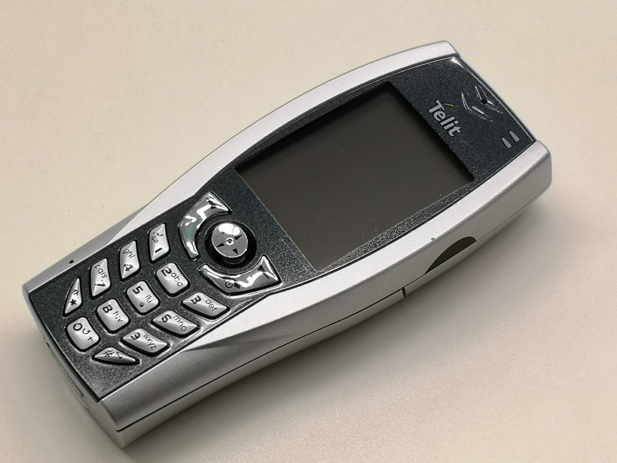 イタリアの天才デザイナーが手掛けた美しいケータイ Telit「G83」（懐かしの海外ケータイ） - ITmedia Mobile