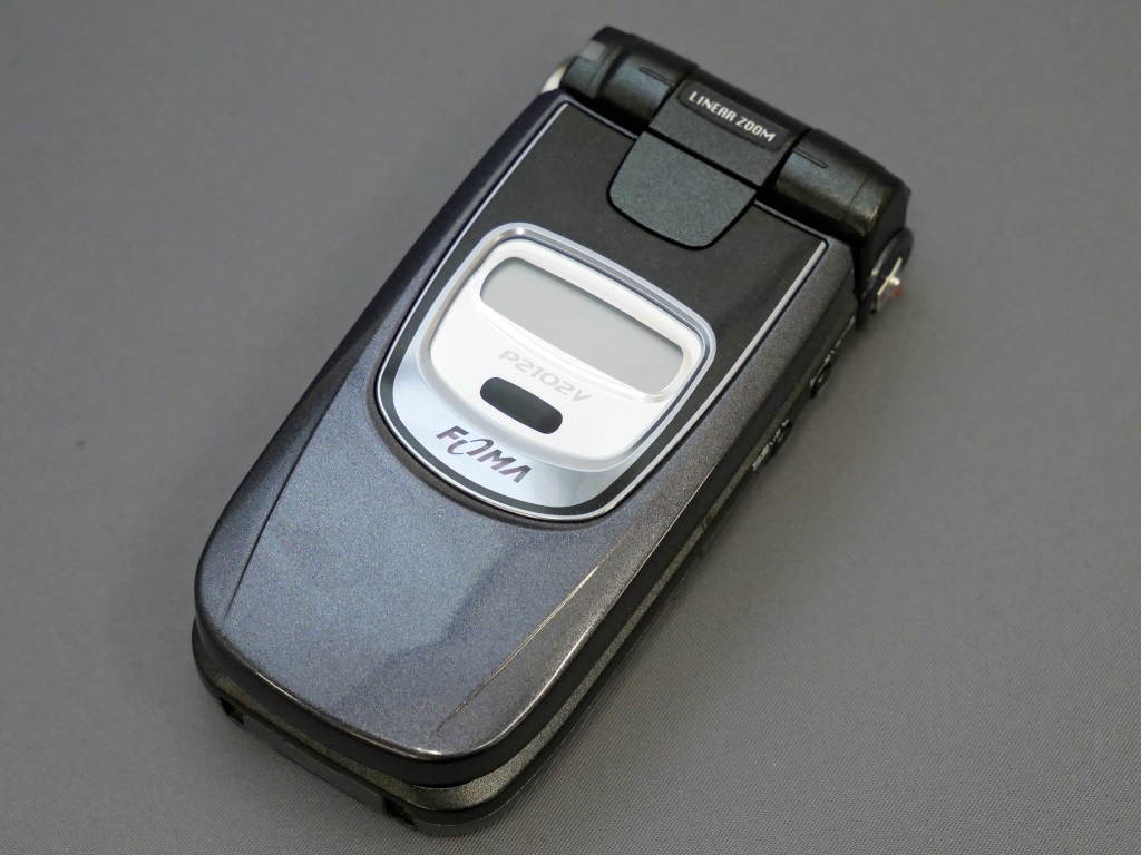 ビデオカメラのように撮影！ 回転2軸ヒンジを初採用した「FOMA P2102V」（懐かしのケータイ） - ITmedia Mobile