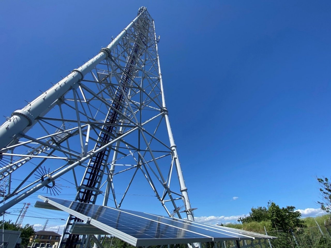 KDDIが「サステナブル基地局」を運用開始 24時間365日CO2排出量実質ゼロへ - ITmedia Mobile