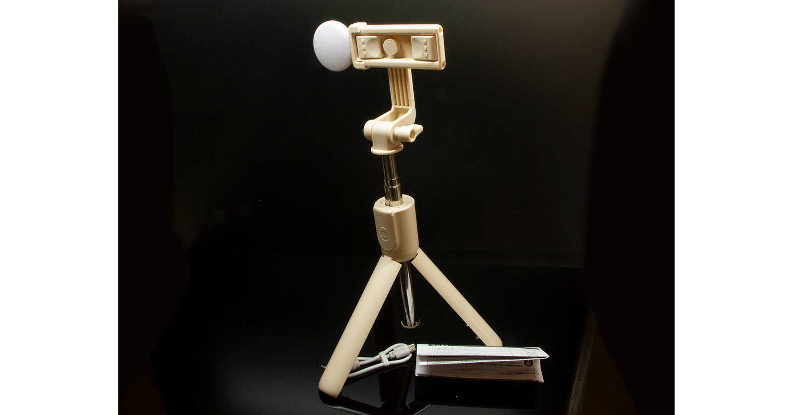 1320円の3COINS「LED三脚自撮り棒」 値段相応の使い勝手で「とっさの場合」には便利：100円ショップのガジェットを試す - ITmedia Mobile