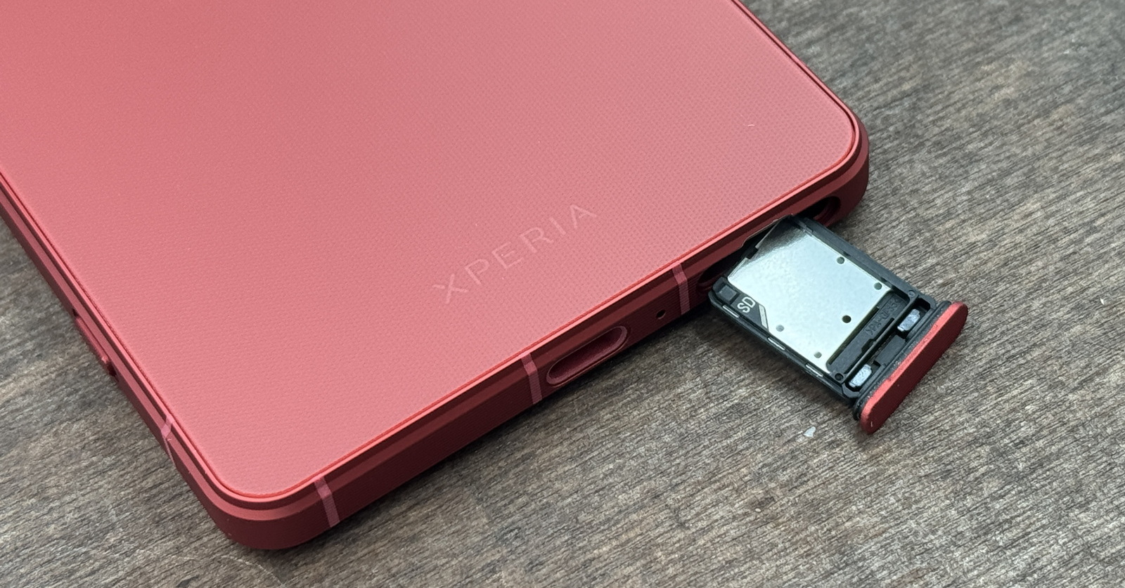 スマホの「イヤフォンジャック」「microSDスロット」は廃止されるのか 次のターゲットは「SIMスロット」？（1/3 ページ） - ITmedia Mobile