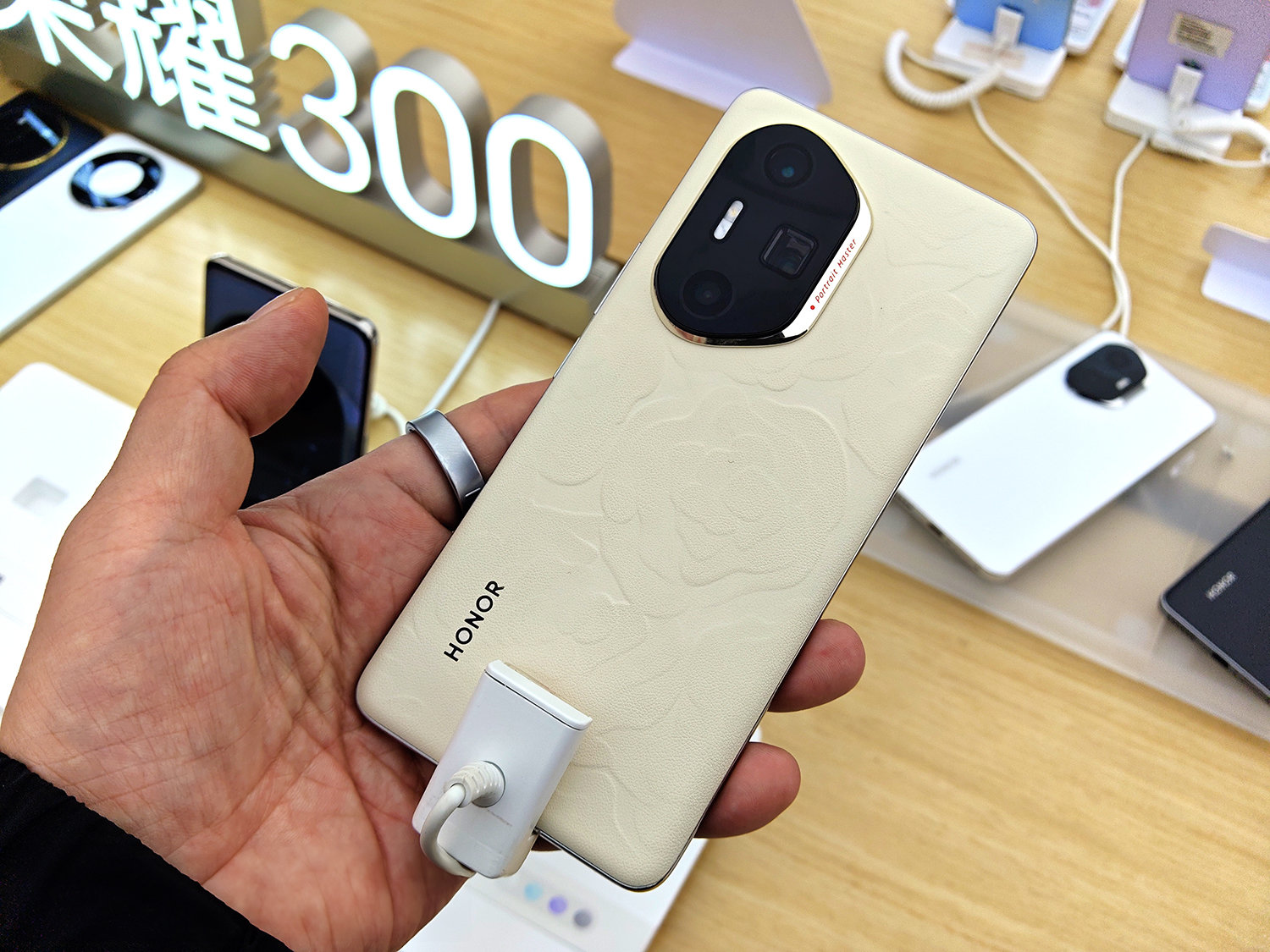 旅先カメラを搭載したミドルハイレンジ「HONOR 300」シリーズ登場 (l_ky5622_ya-03.jpg) - ITmedia Mobile