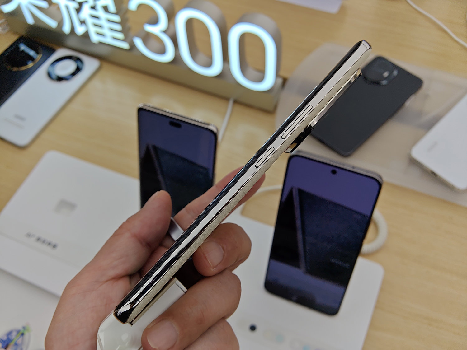 旅先カメラを搭載したミドルハイレンジ「HONOR 300」シリーズ登場 (l_ky5622_ya-05.jpg) - ITmedia Mobile