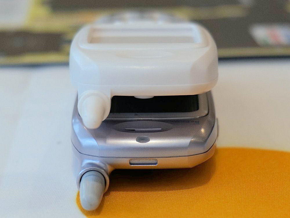 懐かしのドコモケータイ「F503i」、雑誌付録で復活のワケ 着メロを子ども達がプログラミング (l_rk1640414_F503i-04.jpg) - ITmedia Mobile