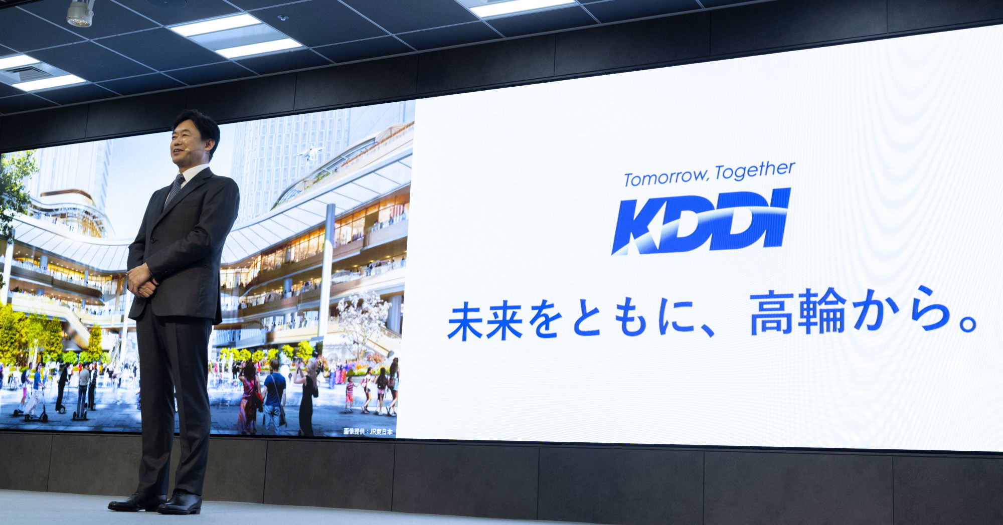 KDDIが高輪で「未来への実験場」を開始 改札通過で個人に合った情報配信、ロボットが商品配布など（2/2 ページ） - ITmedia Mobile