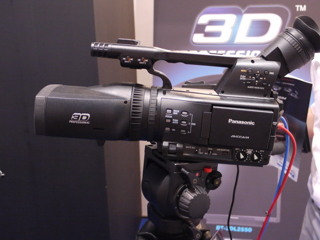 一体型2眼式3Dカメラや「クアトロン」の3D対応モデルも 「3D＆VR展」 - ITmedia NEWS