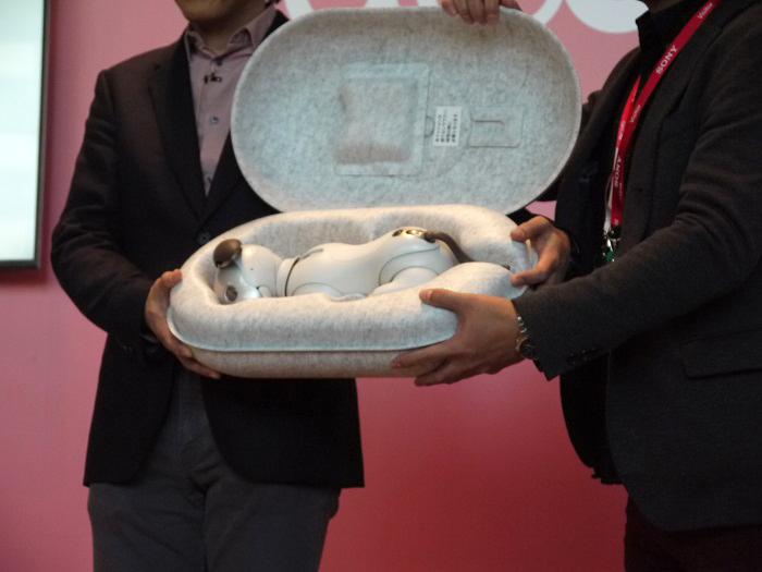 aiboは繭から生まれる ソニーの「aibo」、誕生イベント開催 - ITmedia NEWS