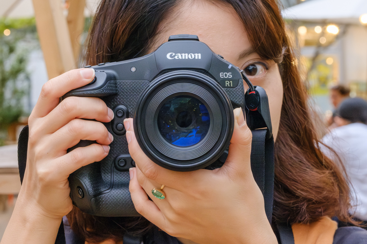 キヤノン「EOS R1」詳細レビュー プロ向けフラグシップ機は“さすがの性能”だった：荻窪圭のデジカメレビュープラス（1/8 ページ） - ITmedia NEWS