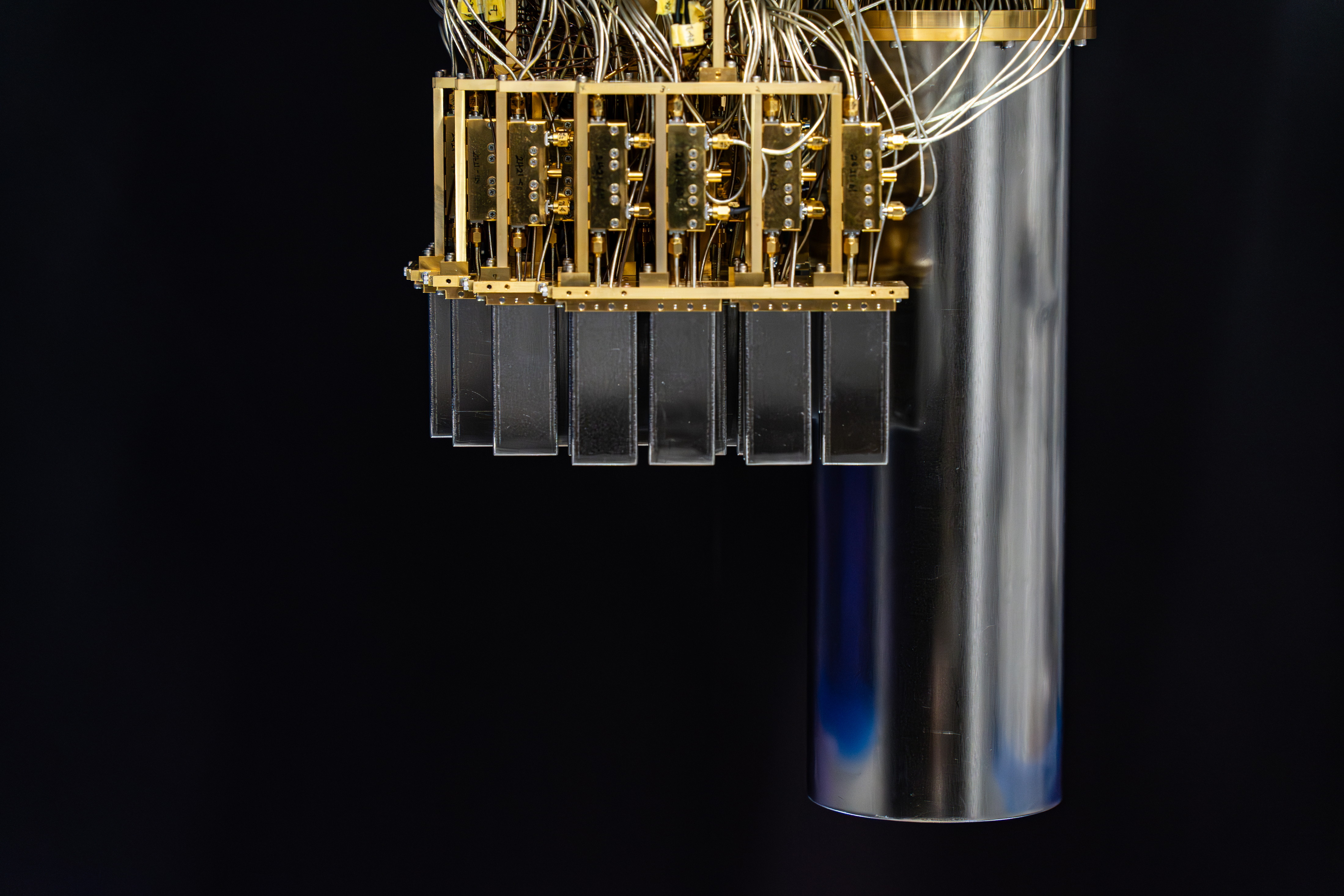 最新の国産量子コンピュータを実機写真でチェック！ 富士通と理研の本気は (l_ki_256qubitphoto_05_EX.jpg ...