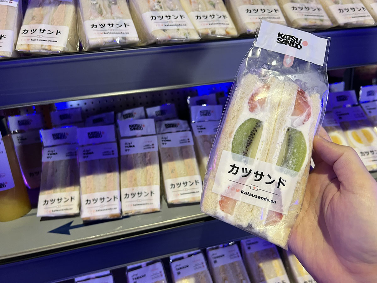 キウイとイチゴ入りのカツサンドが発見される、めっちゃ美味そう [377482965]