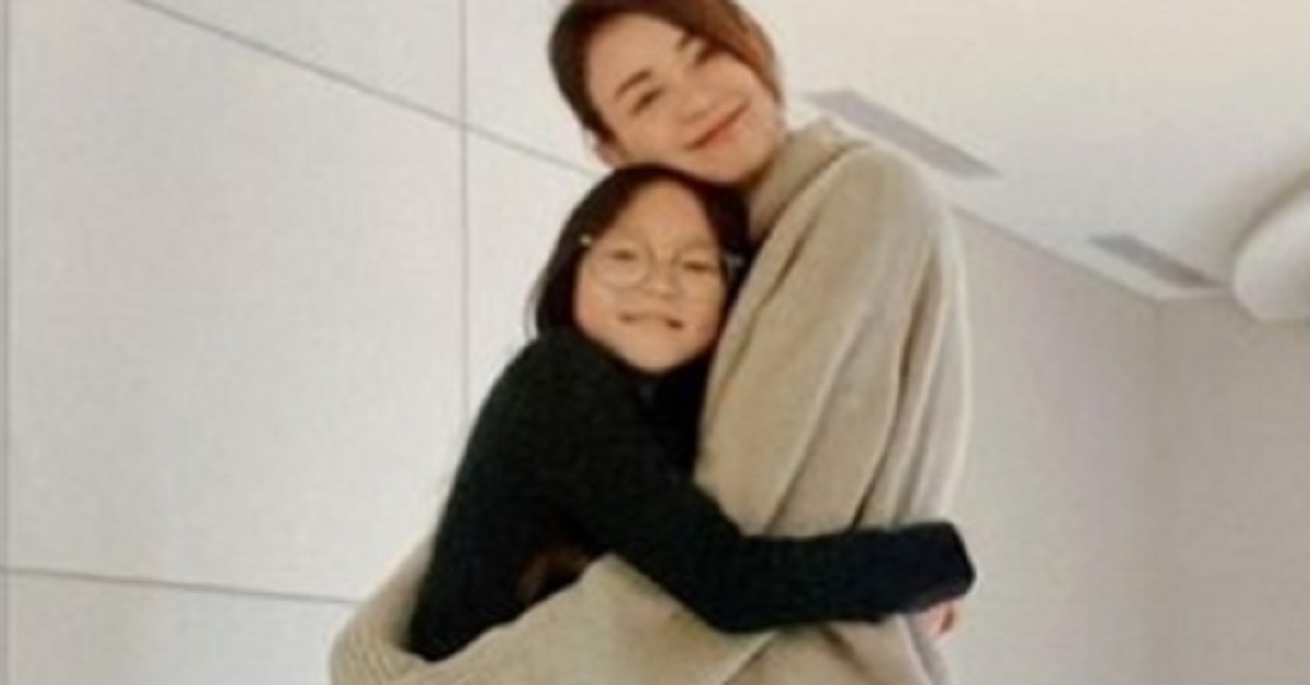 遺伝子ってすげー！ SHIHO、11歳長女の“天性のスタイル”に驚きの声「スーパーモデルみたい」「ウルトラ美脚」（1/2 ページ） - ねとらぼ