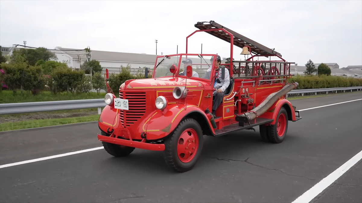 戦中戦後を支えた国産消防車「ニッサン180型 消防ポンプ自動車」を日産がレストア 元気いっぱいに走る姿を披露 (l_ikuma-fire ...