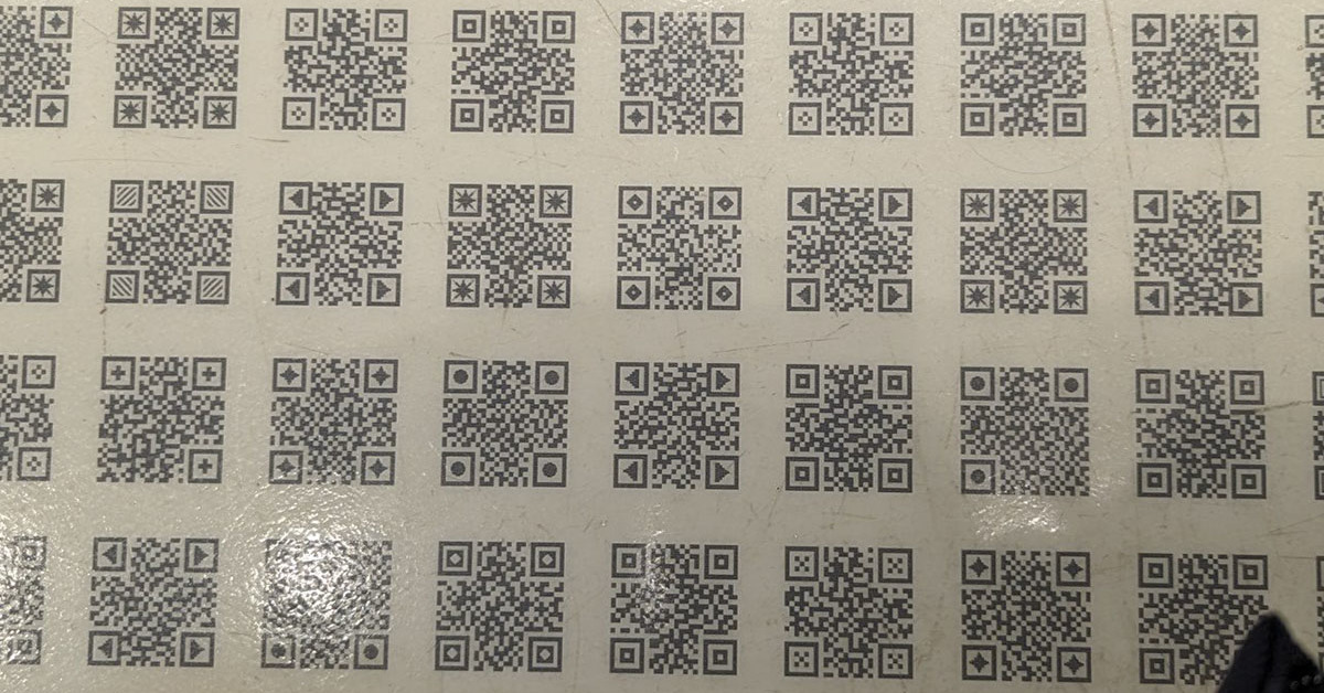 「この電車、床が全部QRコードなんだけど」 JR九州の車両、“QRコード風”の模様が話題 デザインの意図は？（1/2 ページ） - ねとらぼ