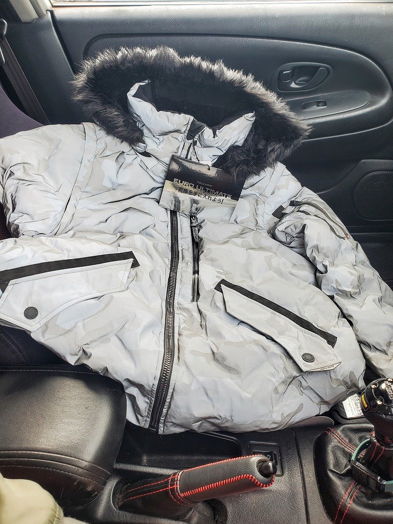 ワークマンには「究極」が存在する…… 光を反射し激しく輝くジャケットが“夜道に安全すぎる”と話題 (l_ikuma-workman-euro-uwagi-02.jpg) - ねとらぼ