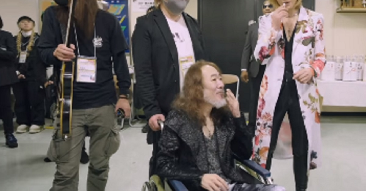 楽屋遠いからとりあえず……「X JAPAN」PATA、紅白本番前の“車イス姿”に騒然 ステージでは立って演奏も「なんでなの」「体調が思わしく ...