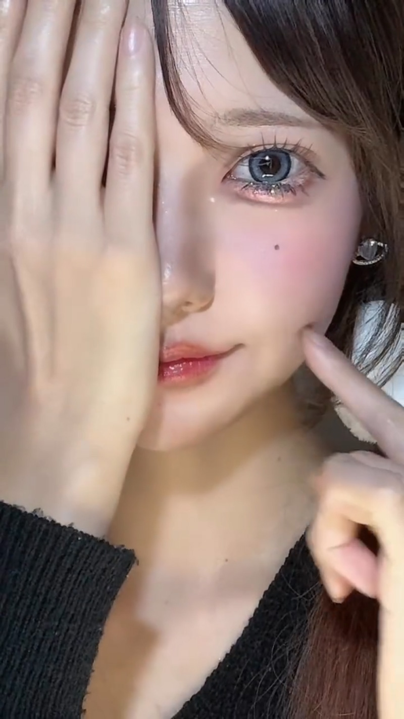 顔の半分は童顔メイク、もう半分の仕上がりに驚がく 同一人物と思えない半顔メイクが860万再生「凄いねメイクの力」 (l_miya ...