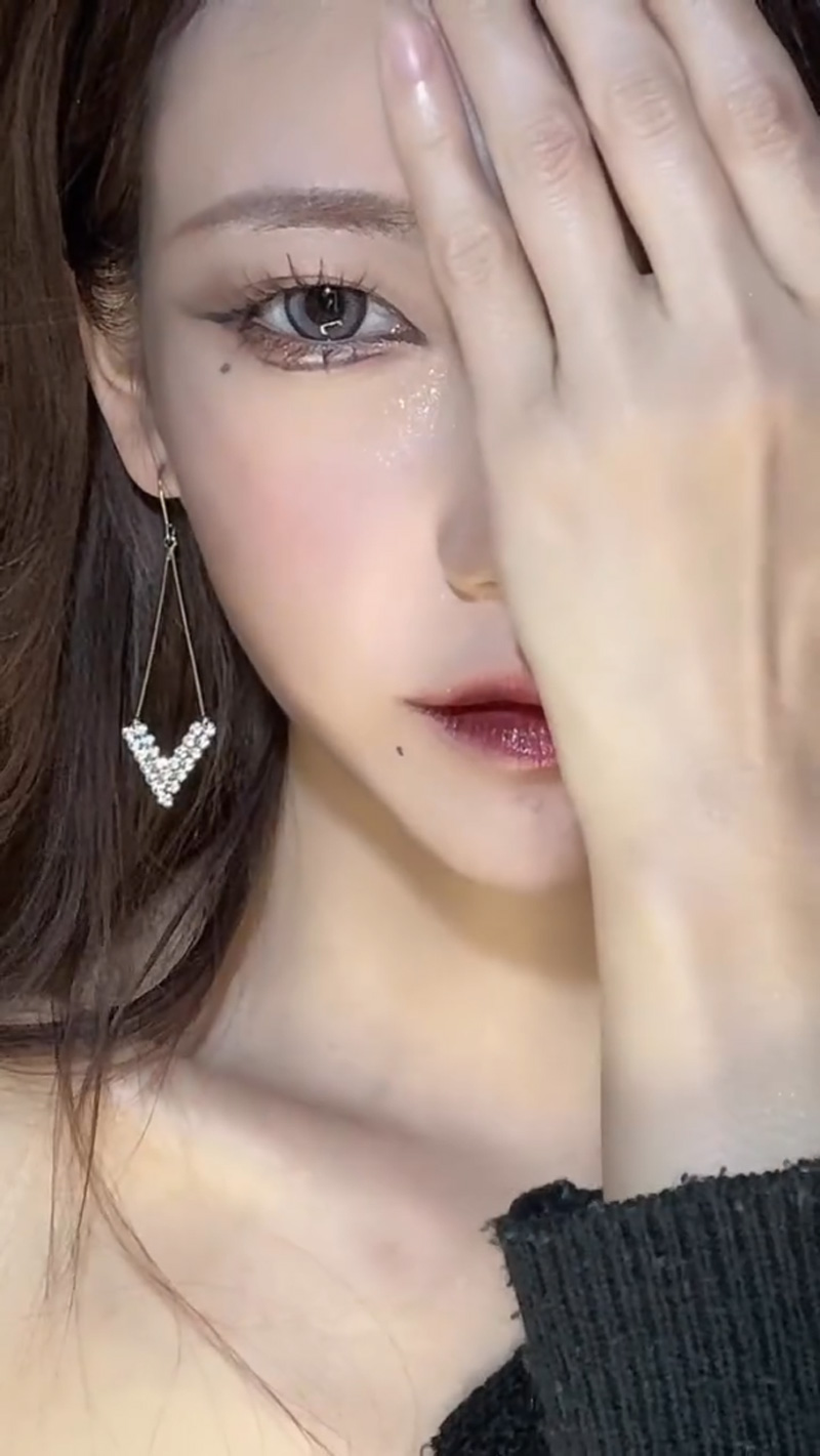 顔の半分は童顔メイク、もう半分の仕上がりに驚がく 同一人物と思えない半顔メイクが860万再生「凄いねメイクの力」 (l_miya ...
