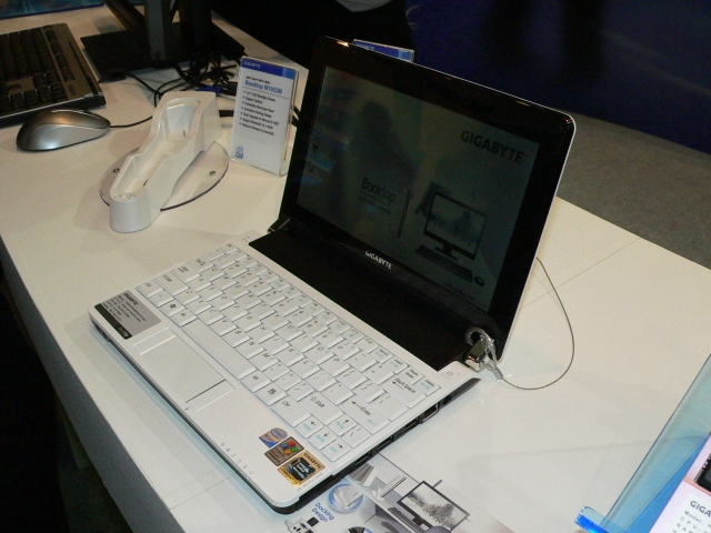 「外でNetbook」「内ではNettop」──GIGABYTEのBooktopをチェック：CeBIT 2009 - ITmedia PC USER