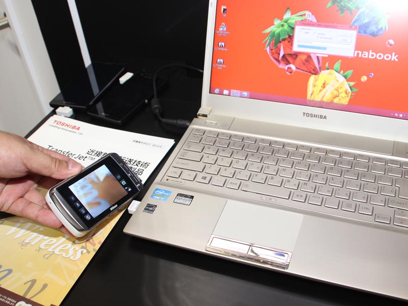 かざして高速転送「TransferJet」、数年後“1.25Gバイト／秒”へ高速化目指す：CEATEC JAPAN 2013 - ITmedia PC USER