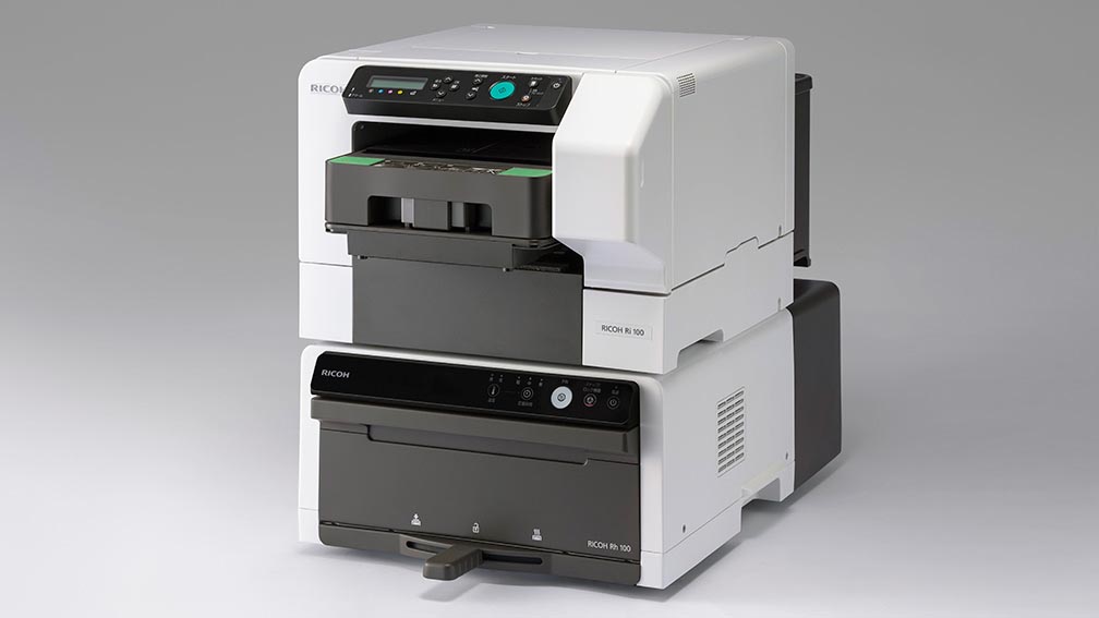 リコー、衣類に直接プリントできる省スペース設計のDTGプリンタ「RICOH Ri 100」 - ITmedia PC USER