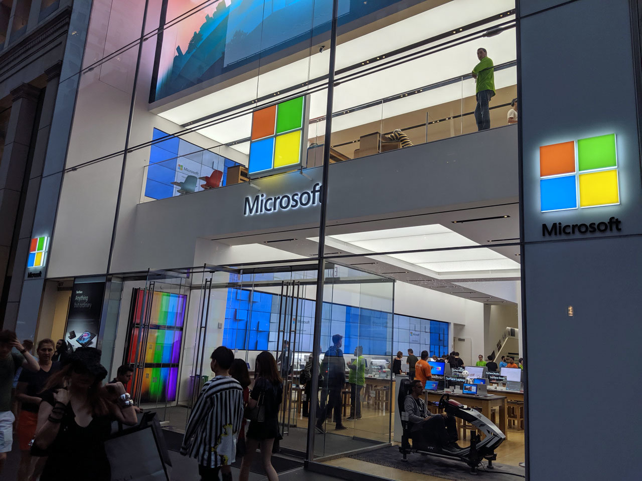 「モノ」を売る場所から「体験」と「ソリューション」の場に変化するMicrosoft Store：鈴木淳也の「Windowsフロントライン ...