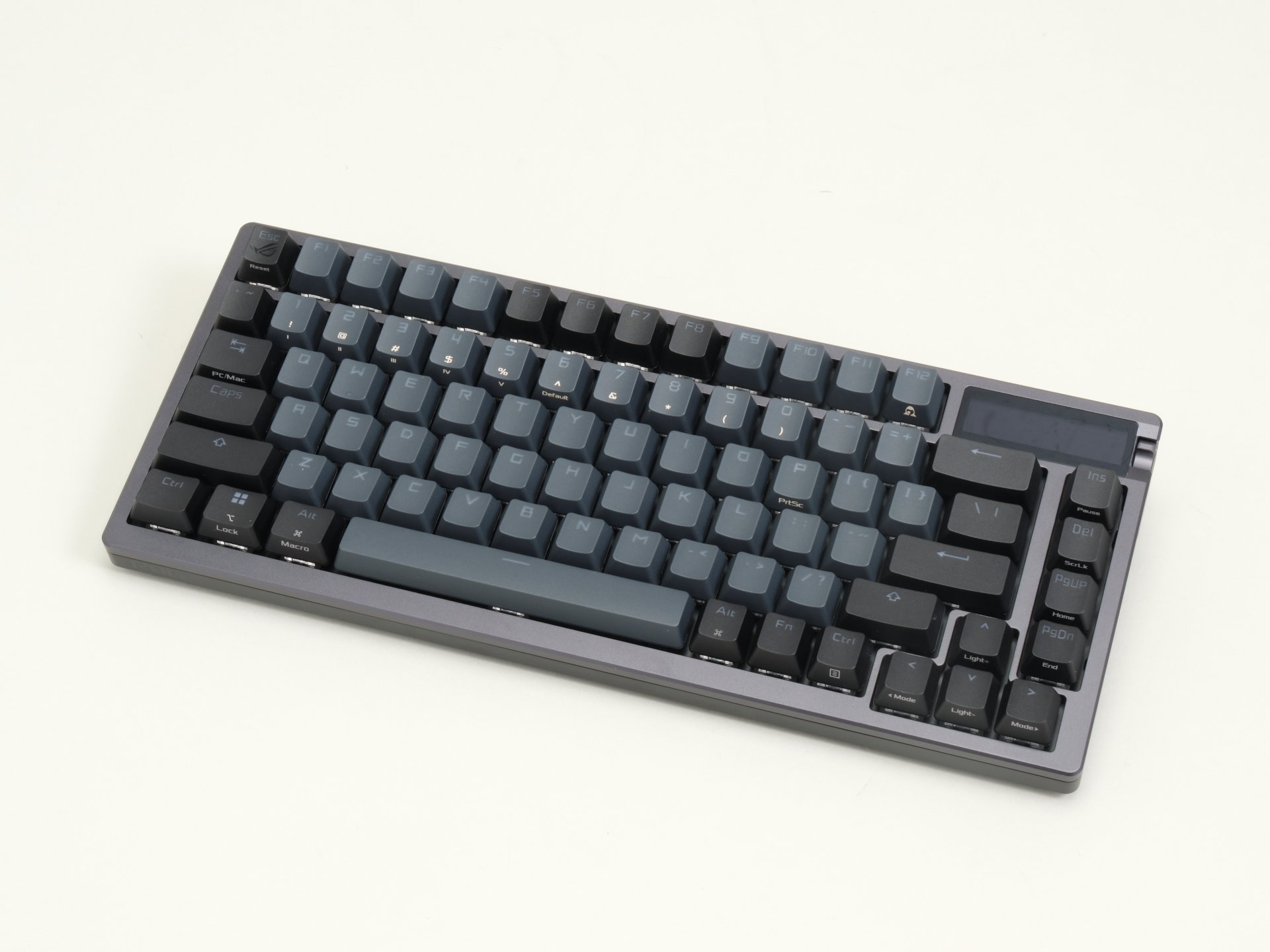 ASUS JAPAN「ROG Azoth」は“自作キーボード”の沼に誘い込む破壊力抜群のメカニカルキーボードだった：キミはキーボードの ...