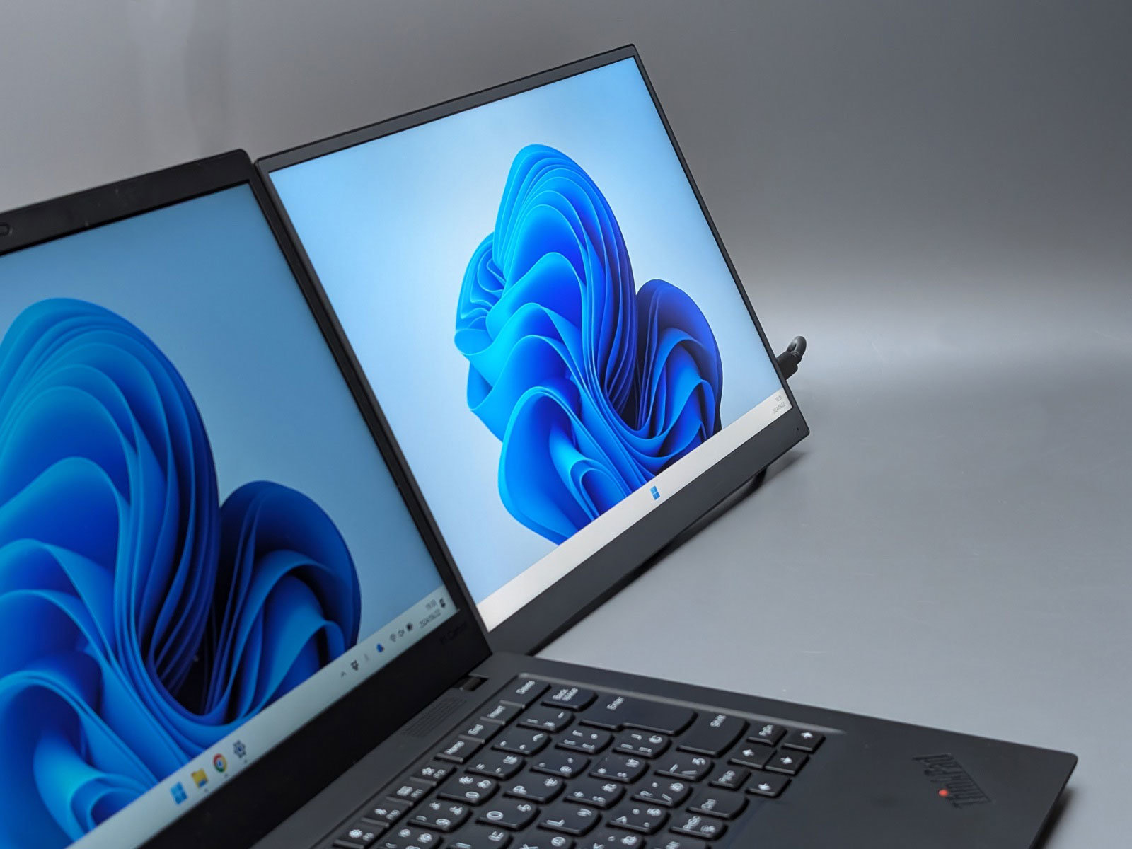 「VAIO Vision+ 14」は異次元の軽さだった！ VAIO入魂の新型モバイルディスプレイを試す (l_ht0701_ya33.jpg ...