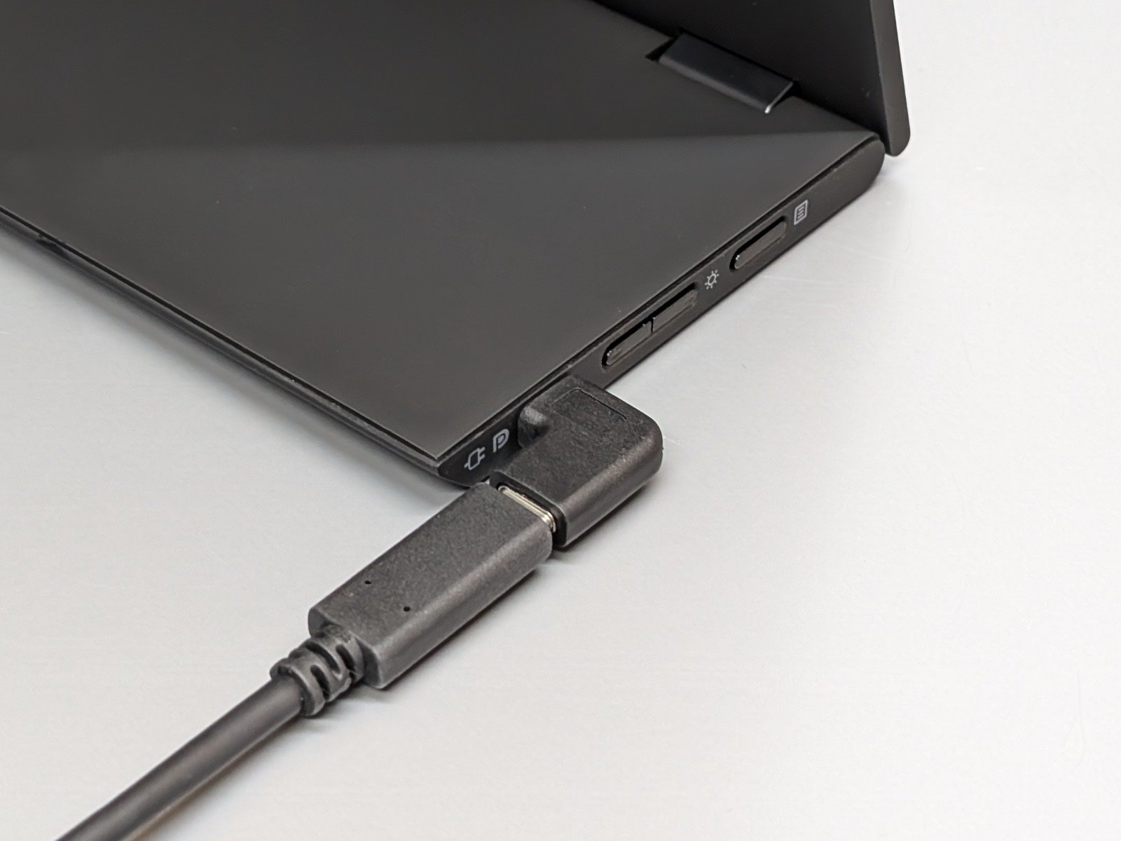 「ThinkVision M14t Gen 2」は高解像度化してタッチ操作対応を果たした14型モバイルディスプレイだ！ 試して分かった進化 ...