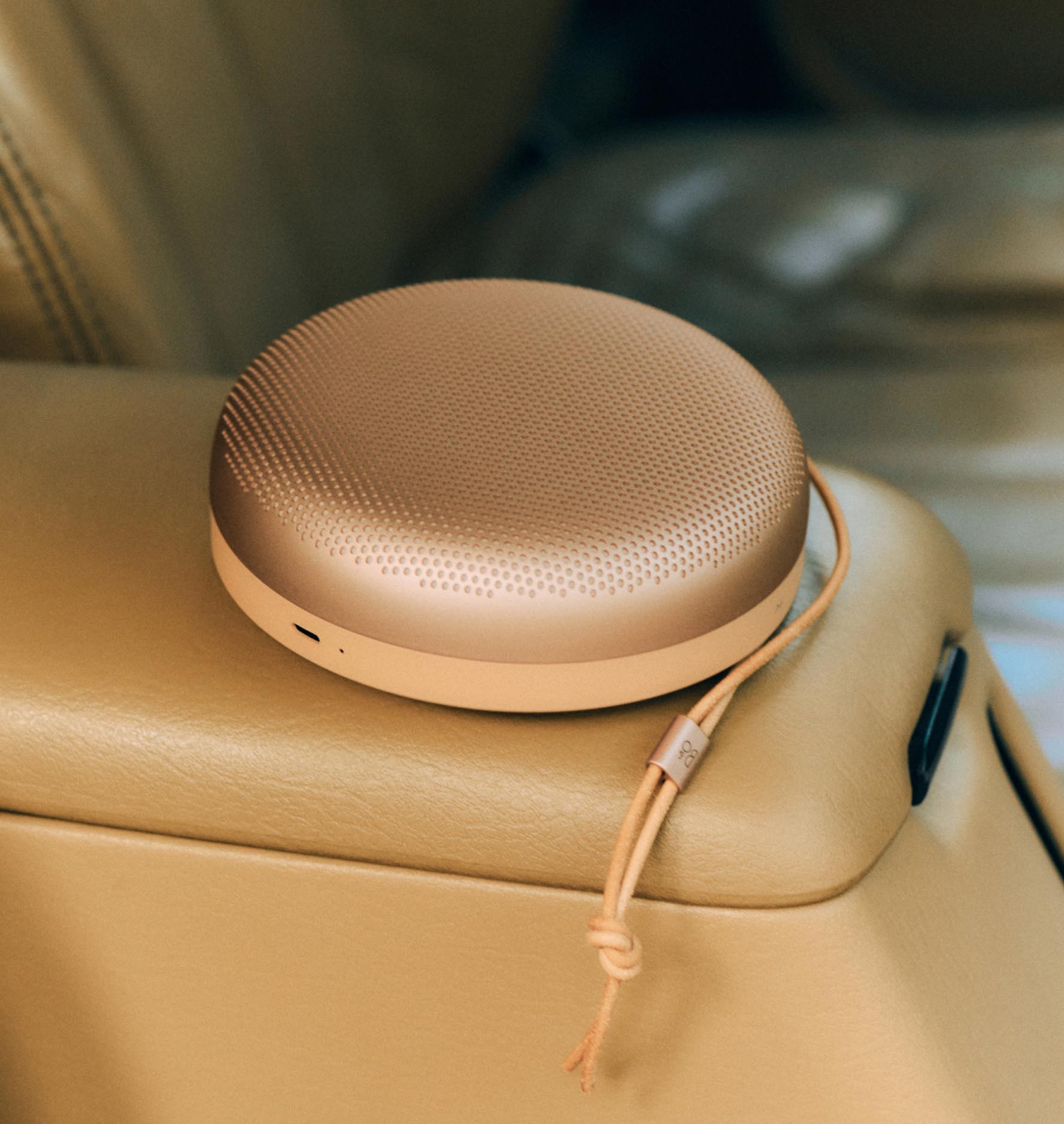 Bang ＆ Olufsen、大型ウーファーを搭載した円形デザインの防水Bluetoothスピーカー - ITmedia PC USER