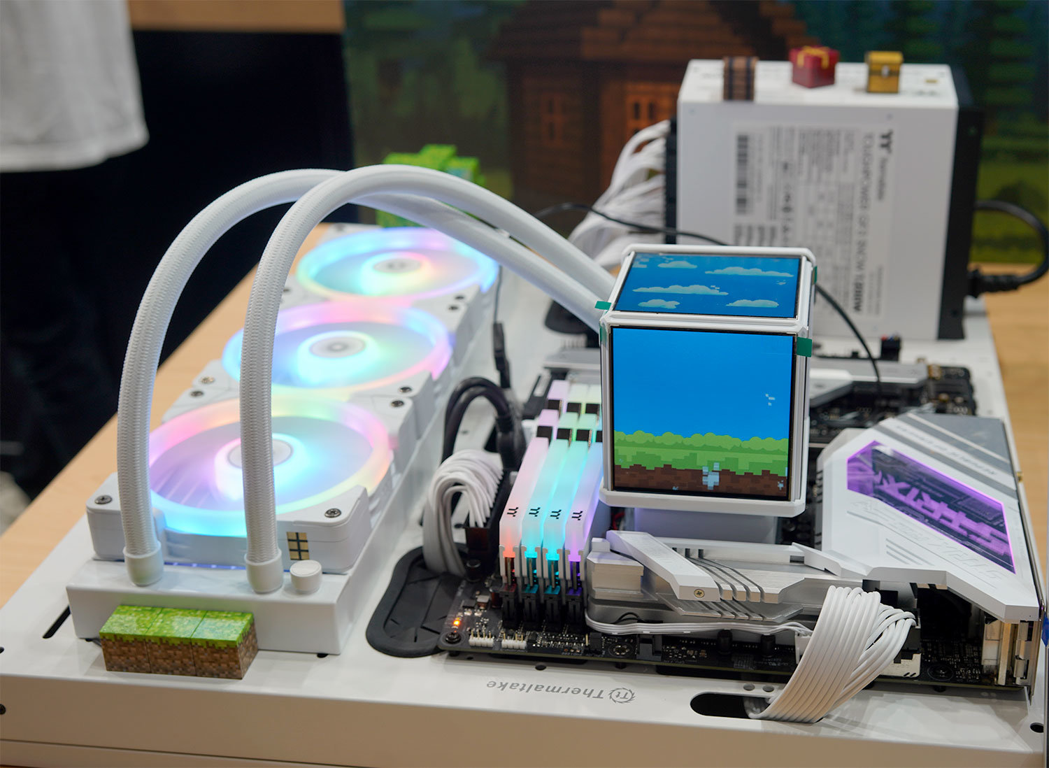 L字型はもう古い？ CPUブロックを覆うキューブ型ディスプレイ「MINECUBE 360 Ultra ARGB」やMOD PCを見てきた (l_ht0520_ta102.jpg ...