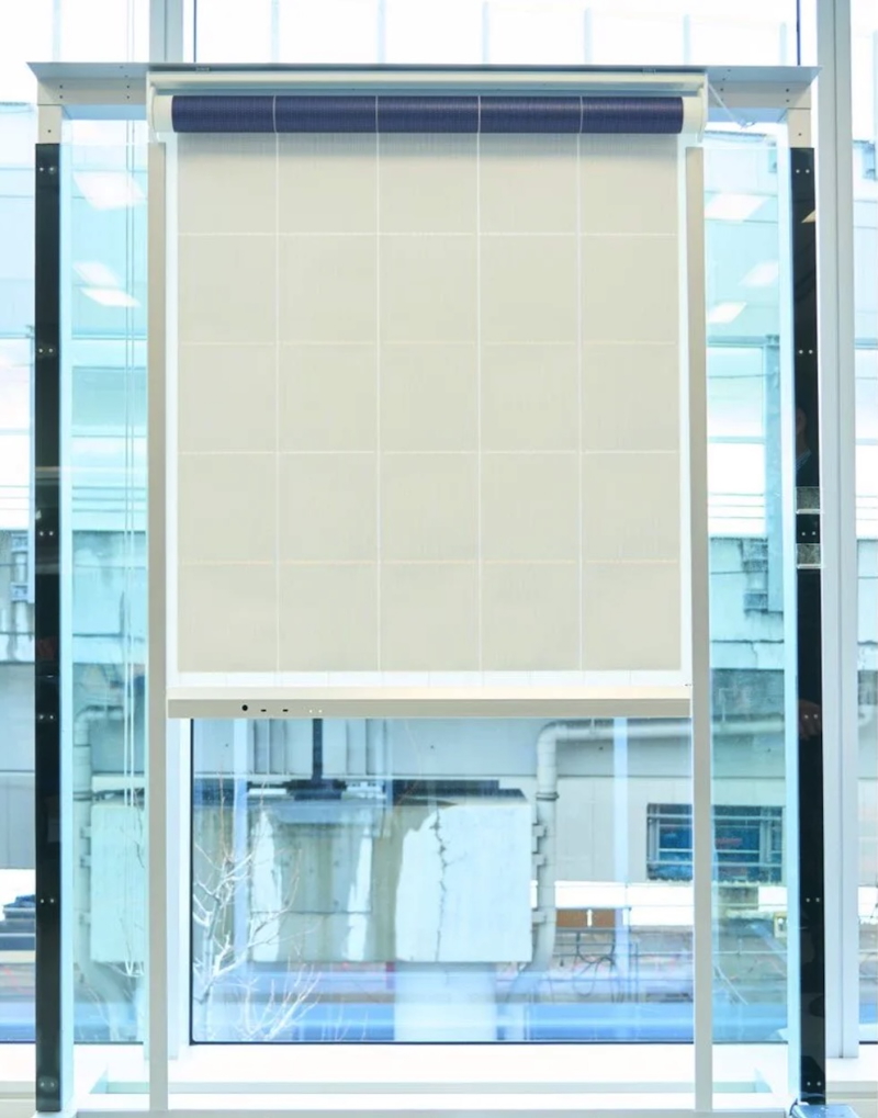 窓に後付けできるロールタイプの太陽光発電システム、LIXILが製品化：太陽光 - スマートジャパン