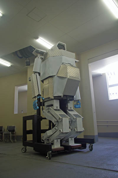 オヤジたちが熱中！ 大阪の町工場の集大成「4mロボット」大地に立つ：4m Robot PROJECT（1/3 ページ） - TechFactory